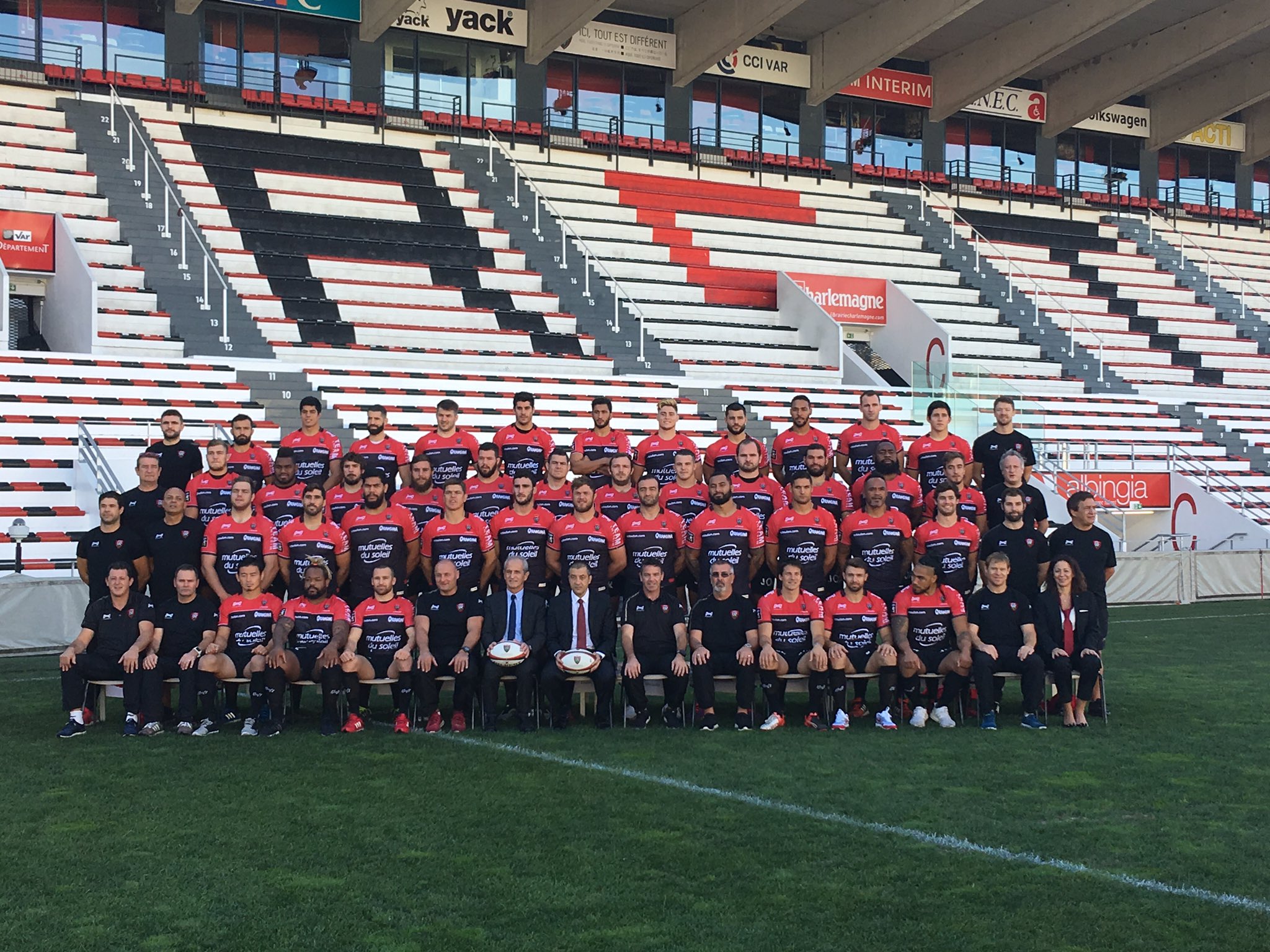 La photo officielle de l'effectif 2016 / 2017 du RC Toulon a été prise ...